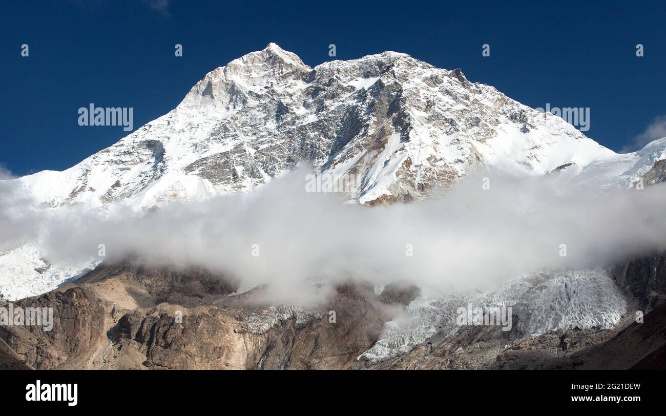 Mount Makalu with clouds, Nepal Himalayas mountains, Barun valley Stock ...