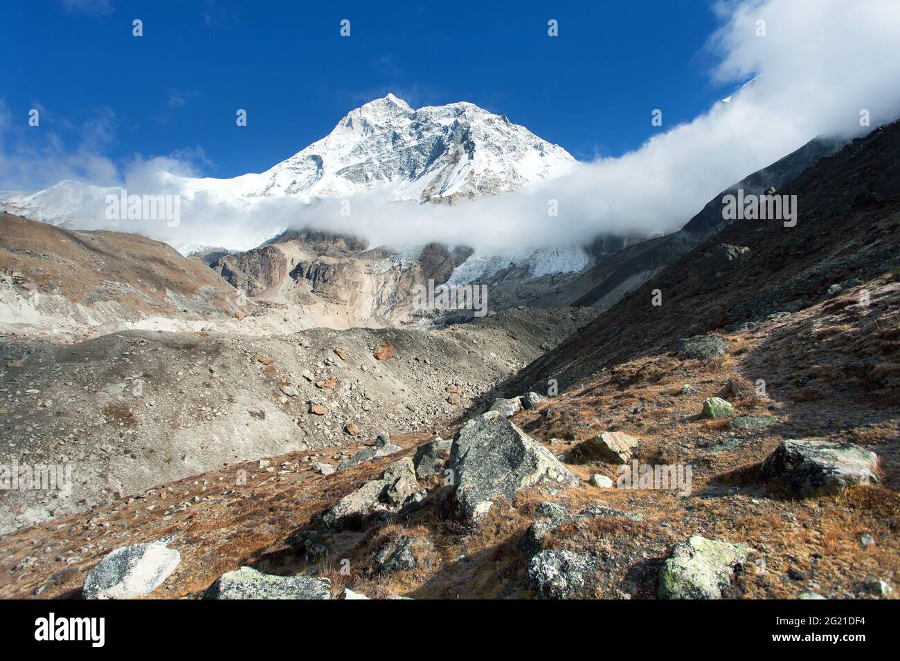 Mount Makalu with clouds, Nepal Himalayas mountains, Barun valley Stock ...