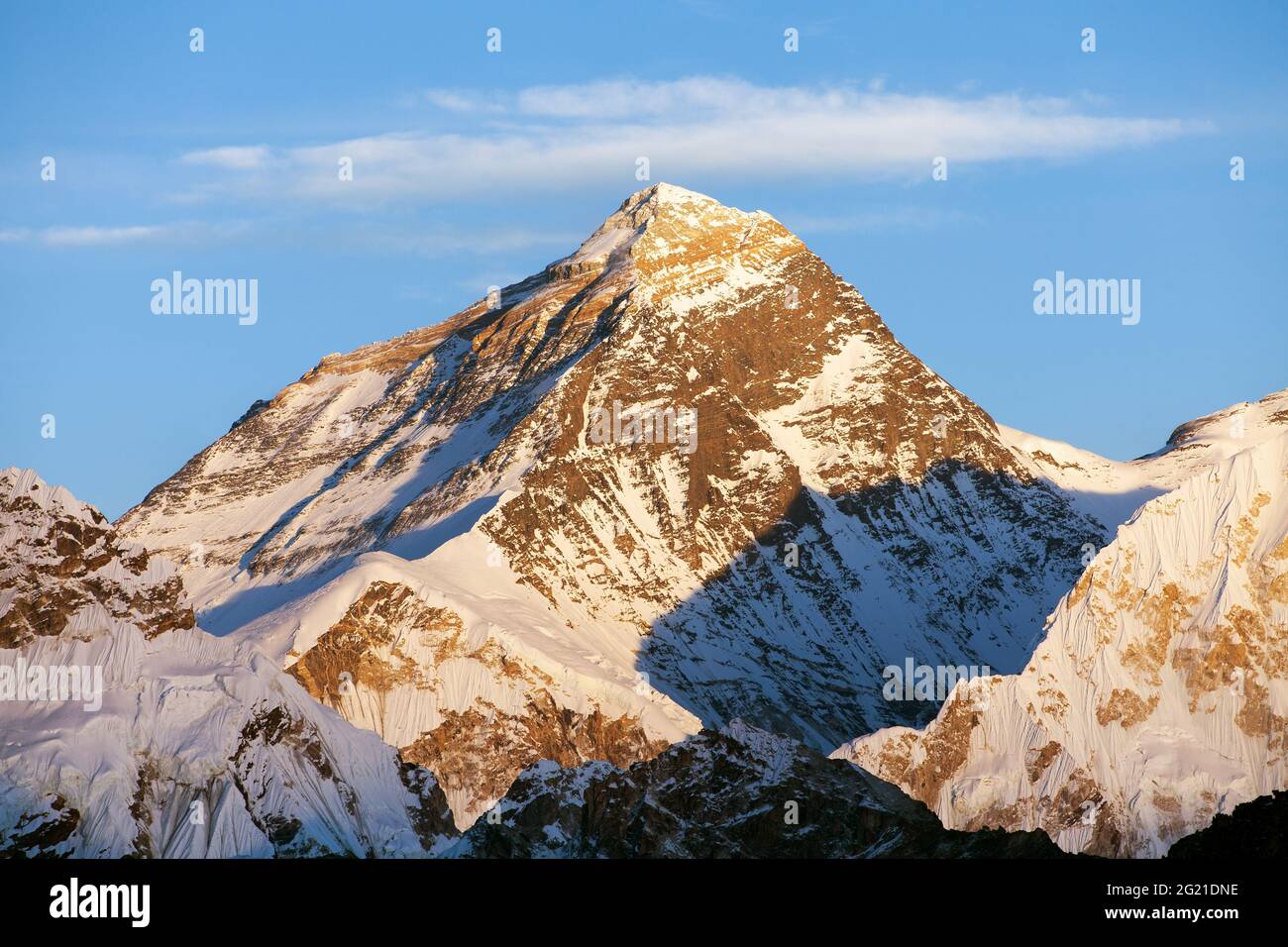 Evening sun himalayas mount everest hi-res stock photography and images ...