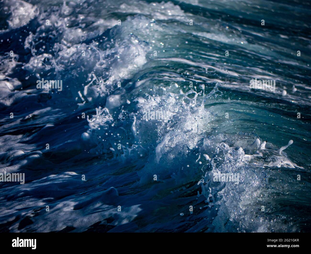Cresting waves hi-res stock photography and images - Alamy