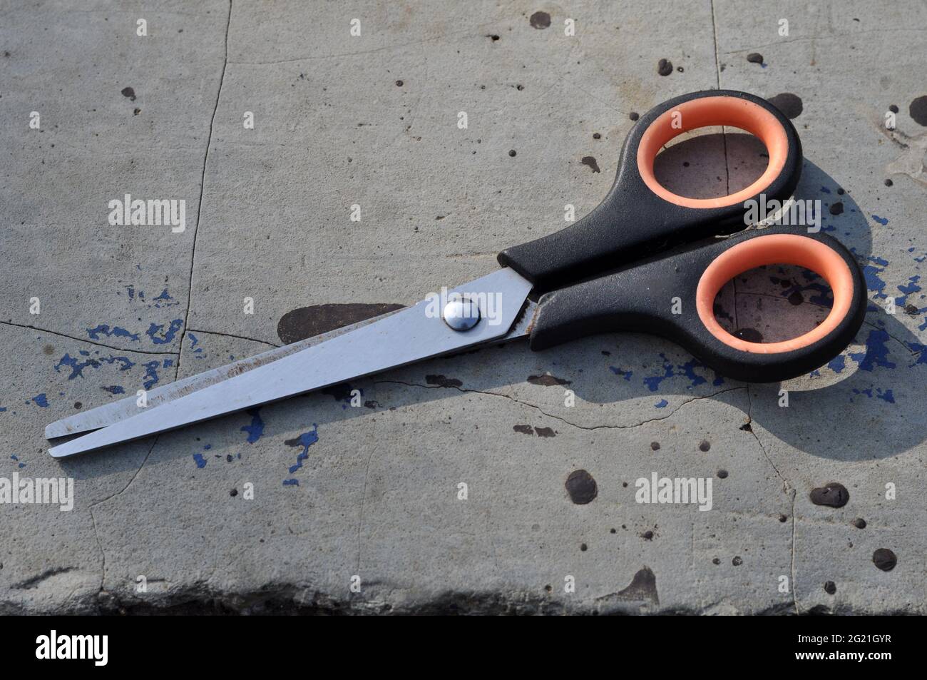 Scissors scissor lounge hi-res stock photography and images - Alamy