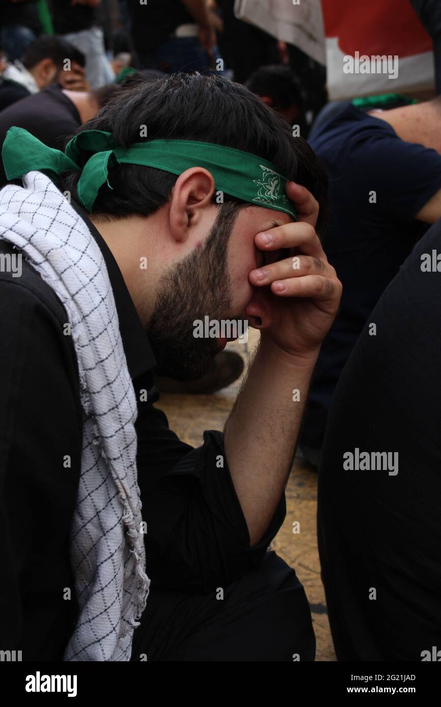 Muslim men cry hi-res stock photography and images - Alamy