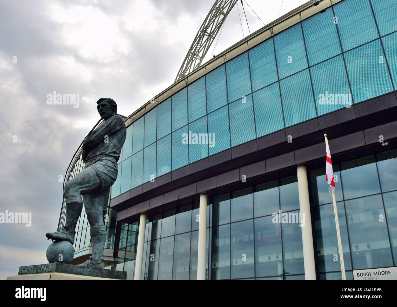 The bobby moore statue outside of wembley stadium hi-res stock ...