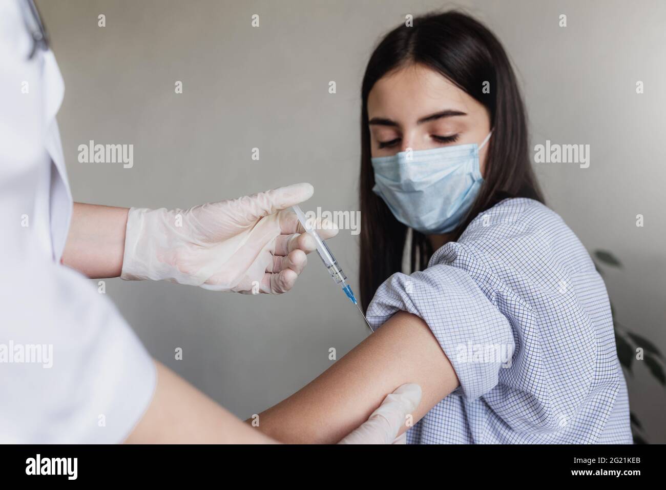 Female doctor injection girl hi-res stock photography and images - Alamy