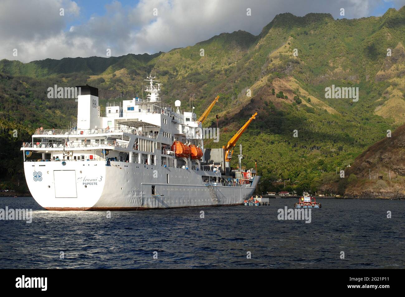 FRENCH POLYNESIA. MARQUESAS ISLANDS. THE CARGO ARANUI IS THE ECONOMIC ...