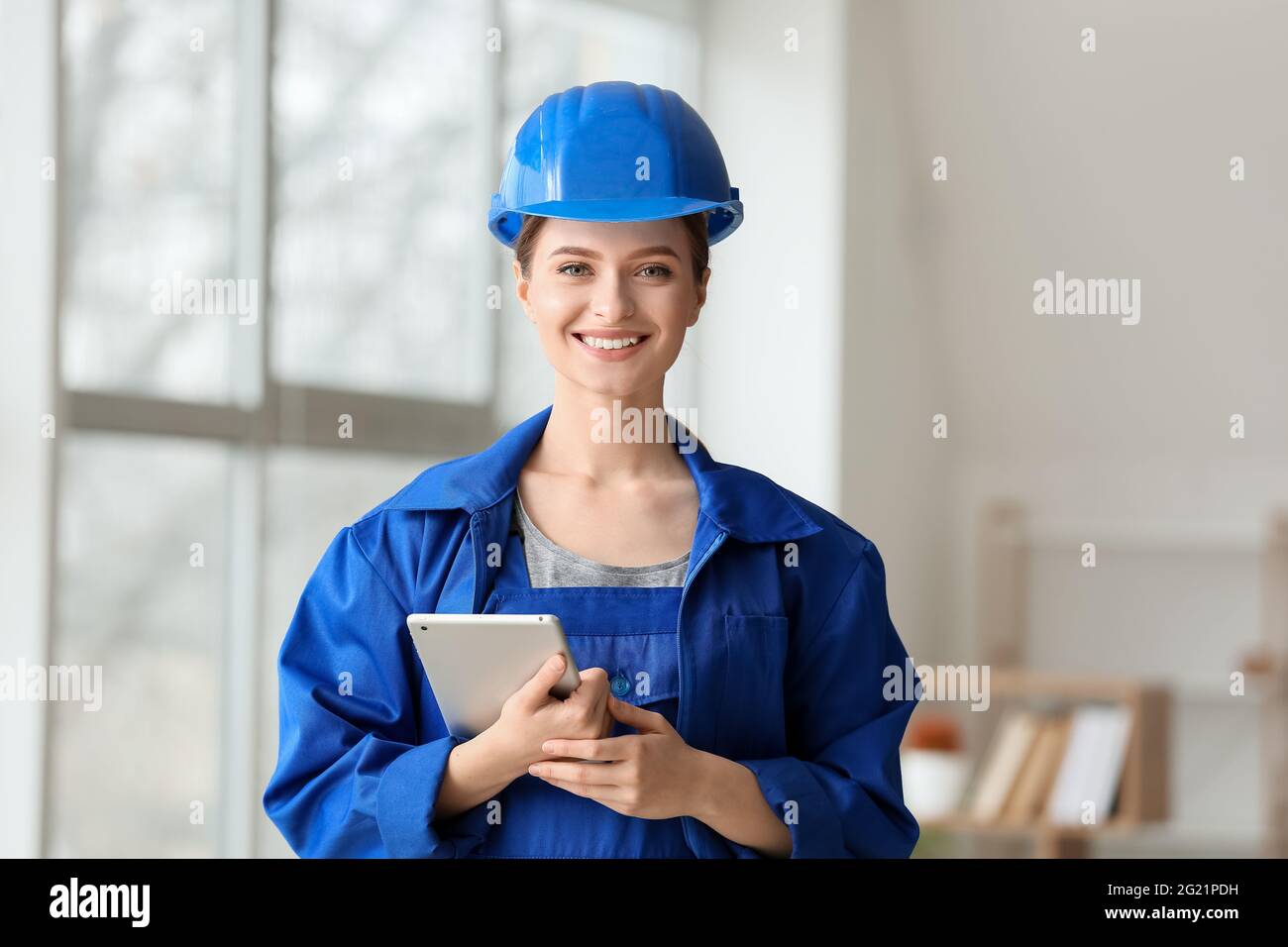 Beautiful female electrician tablet hi-res stock photography and images ...