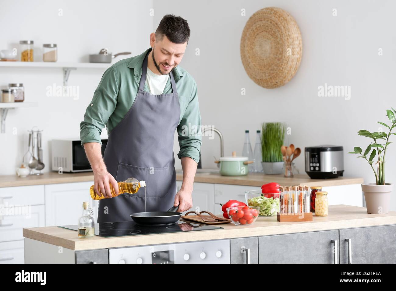 Gourmet chef pouring sunflower oil hi-res stock photography and images ...