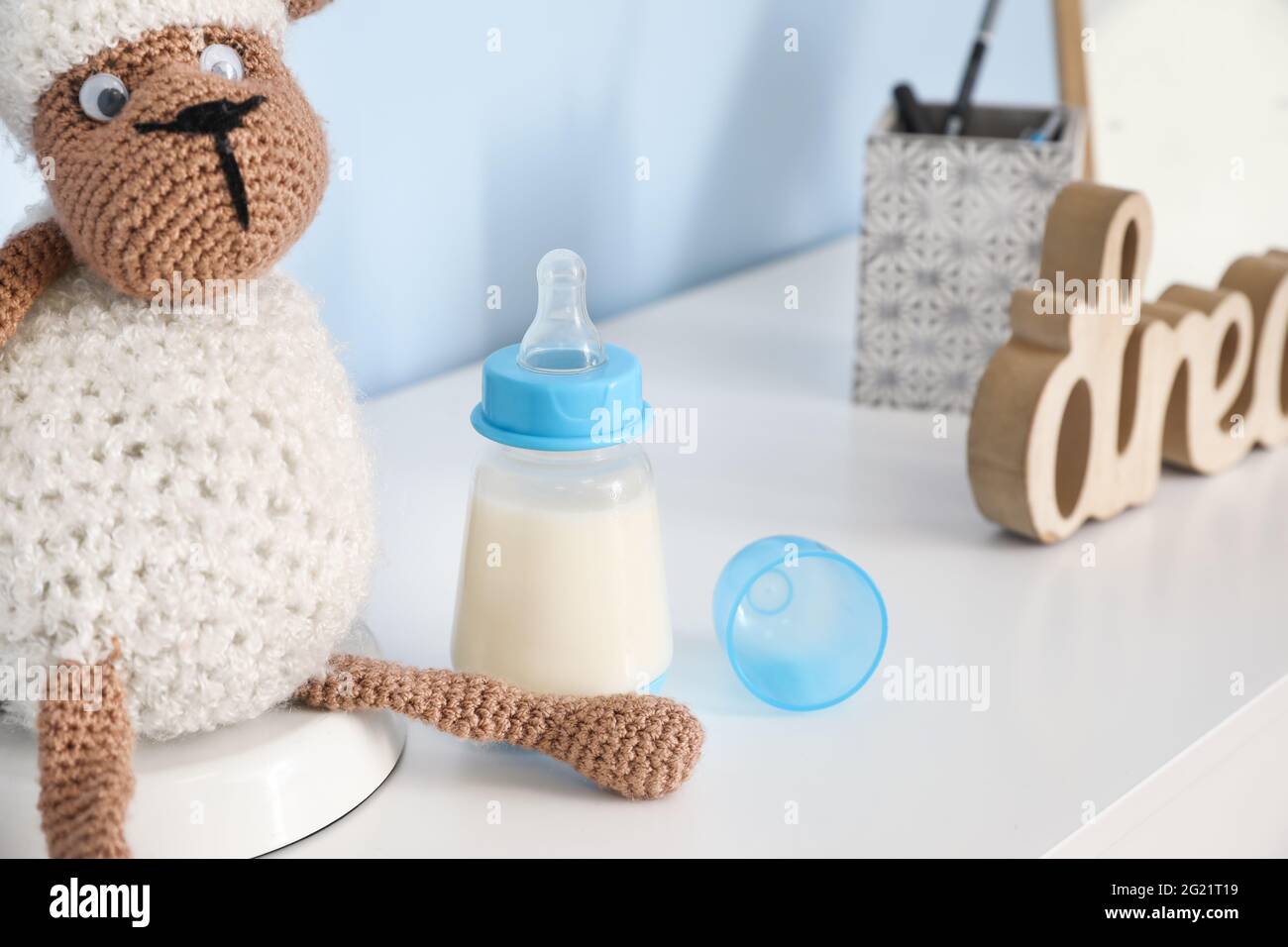 Baby formula on shelf hi-res stock photography and images - Alamy