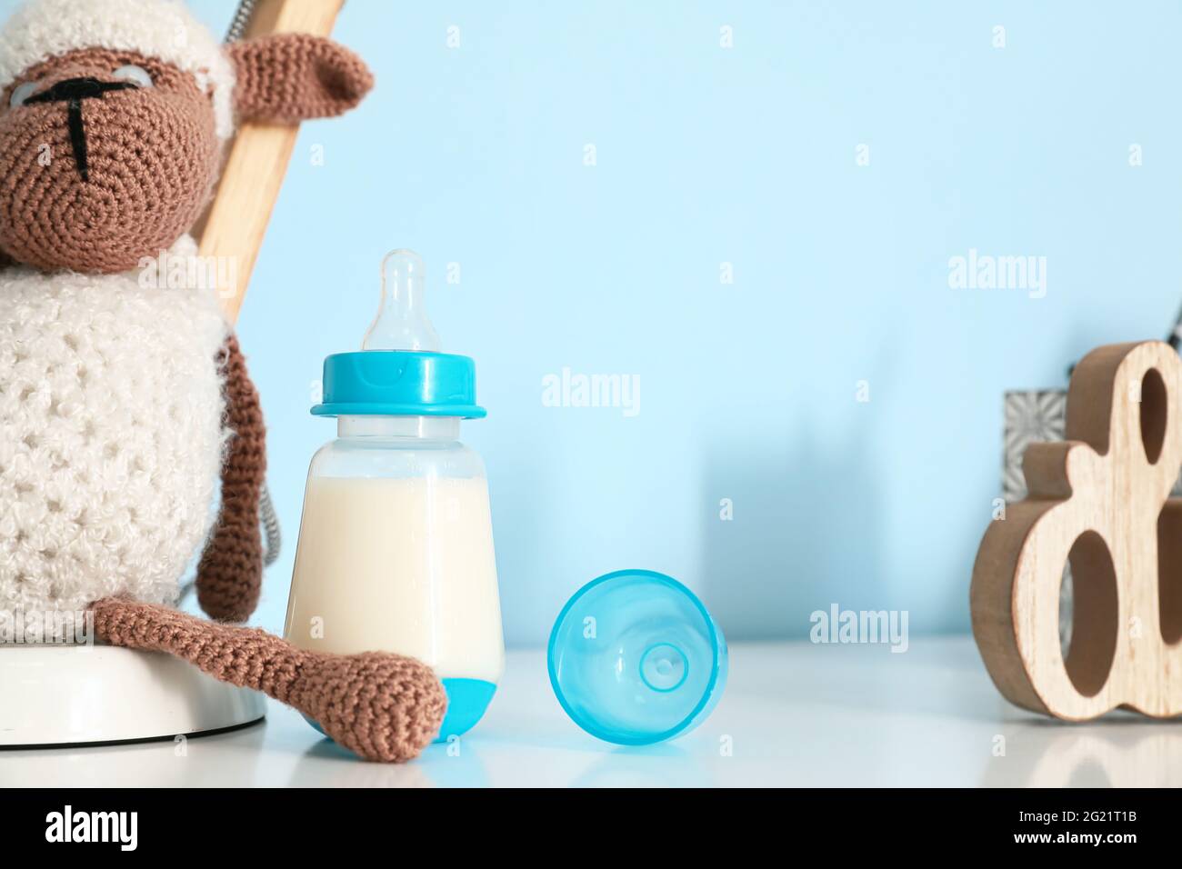 Baby formula on shelf hi-res stock photography and images - Alamy