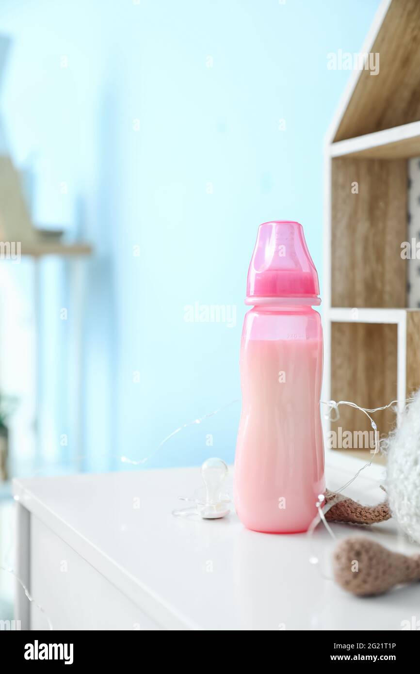 Baby formula on shelf hi-res stock photography and images - Alamy
