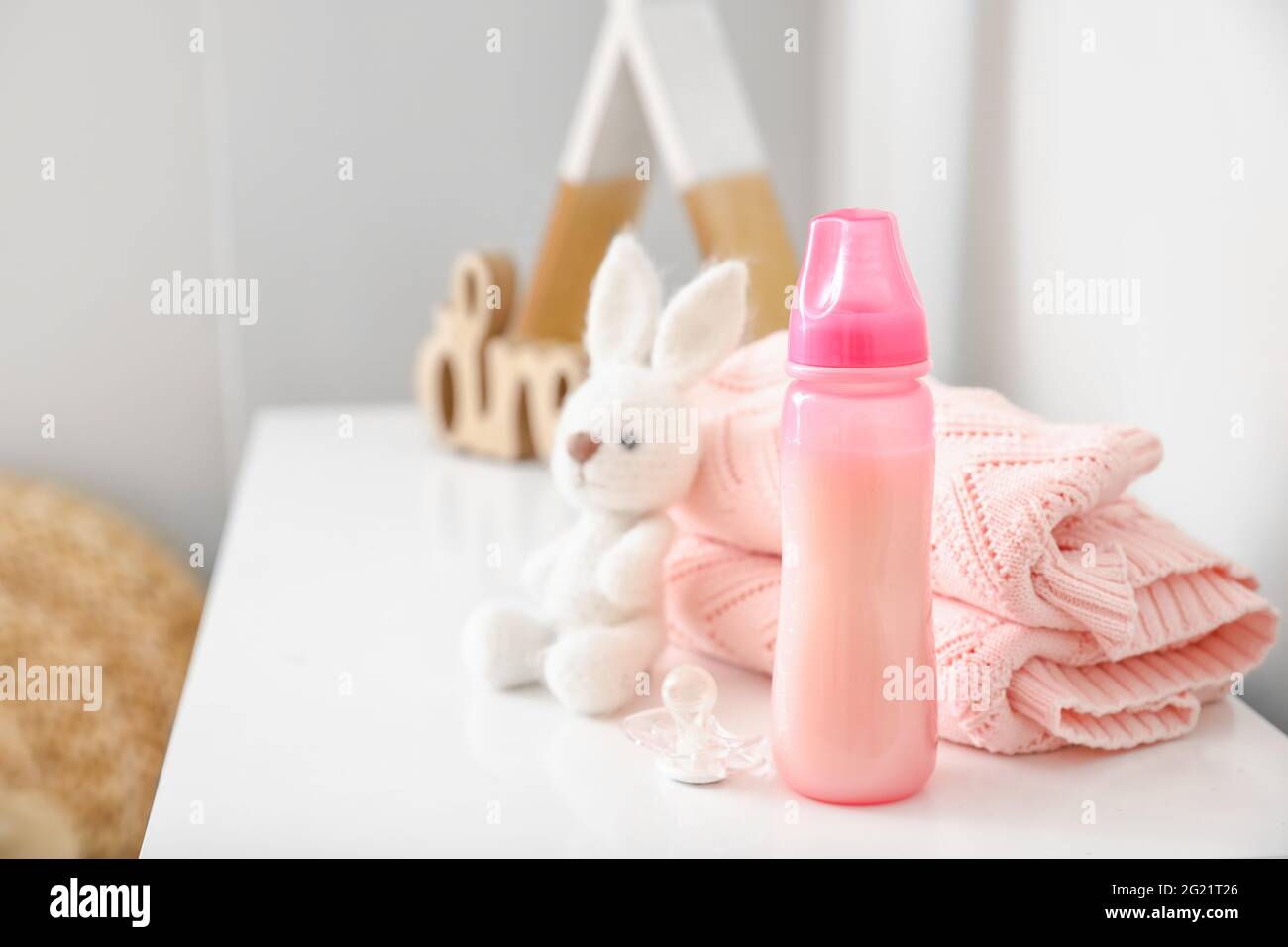 Baby formula on shelf hi-res stock photography and images - Alamy