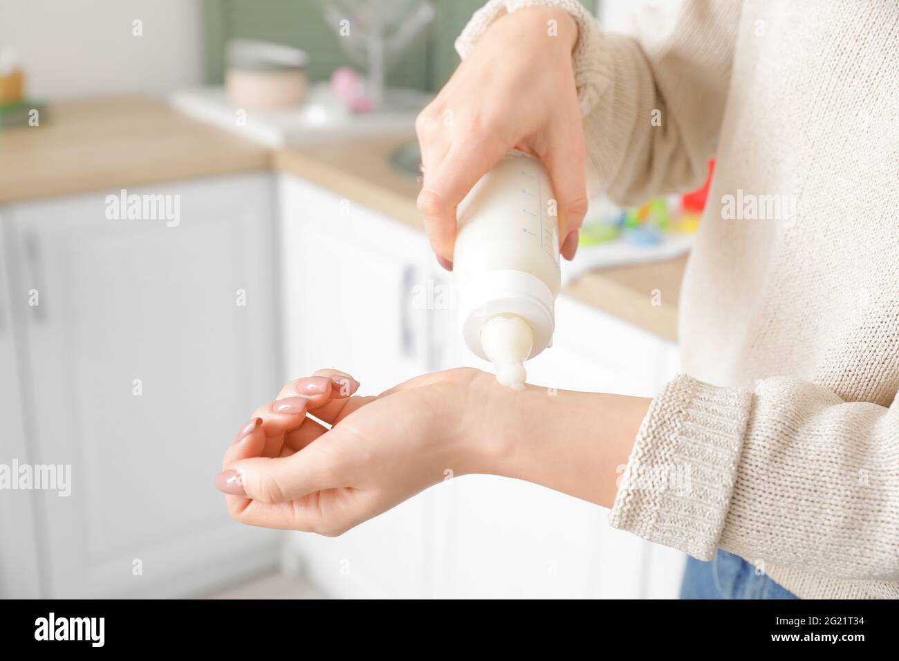 Baby bottle milk temperature hi-res stock photography and images - Alamy