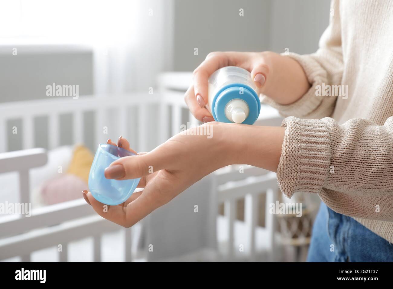 Baby bottle milk temperature hi-res stock photography and images - Alamy