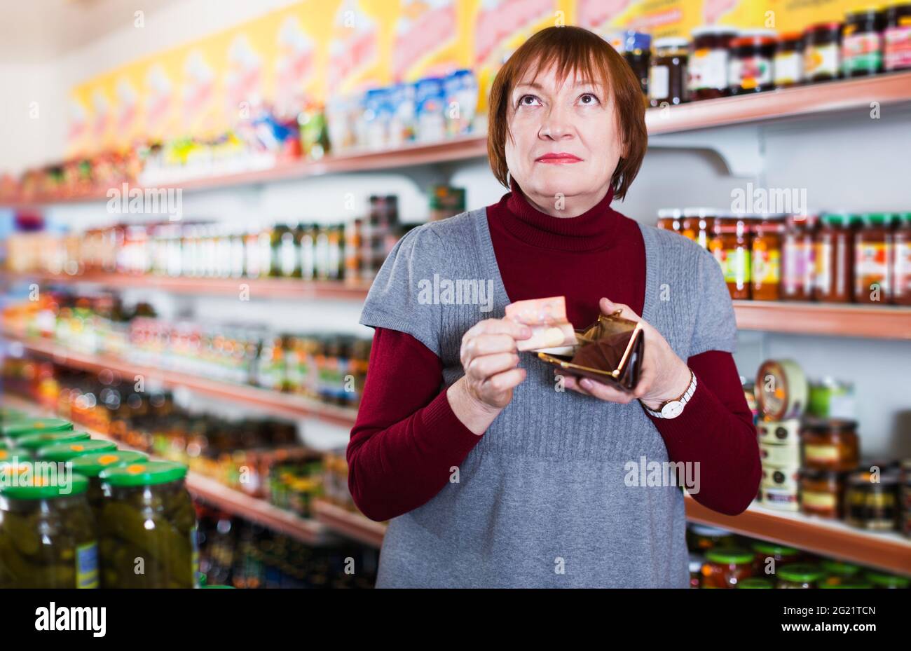 customer with wallet counting money in supermarket Stock Photo - Alamy