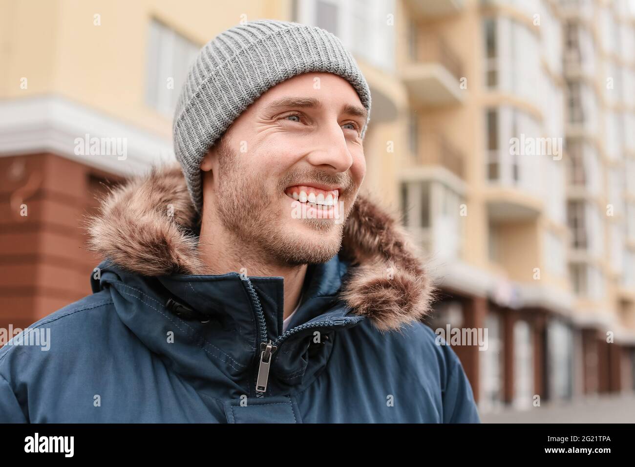 Smiling handsome young man outdoors Stock Photo - Alamy Smiling handsome young man outdoors Stock Photo - Alamy