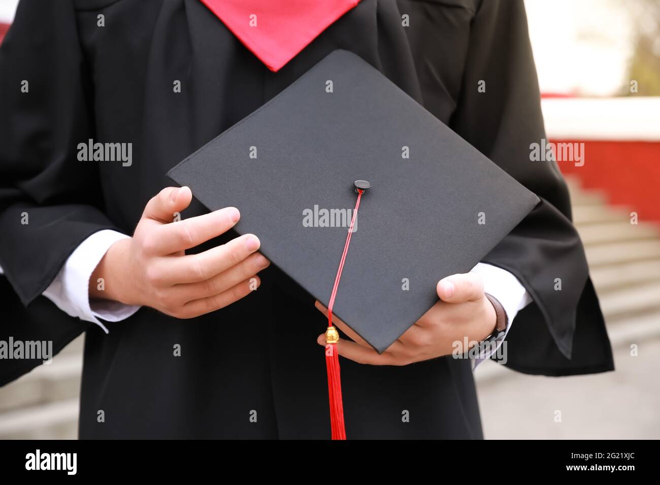 Hand graduating student cap hi-res stock photography and images - Alamy
