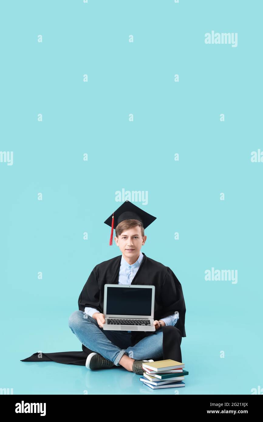 Graduation cap on screen laptop hi-res stock photography and images - Alamy