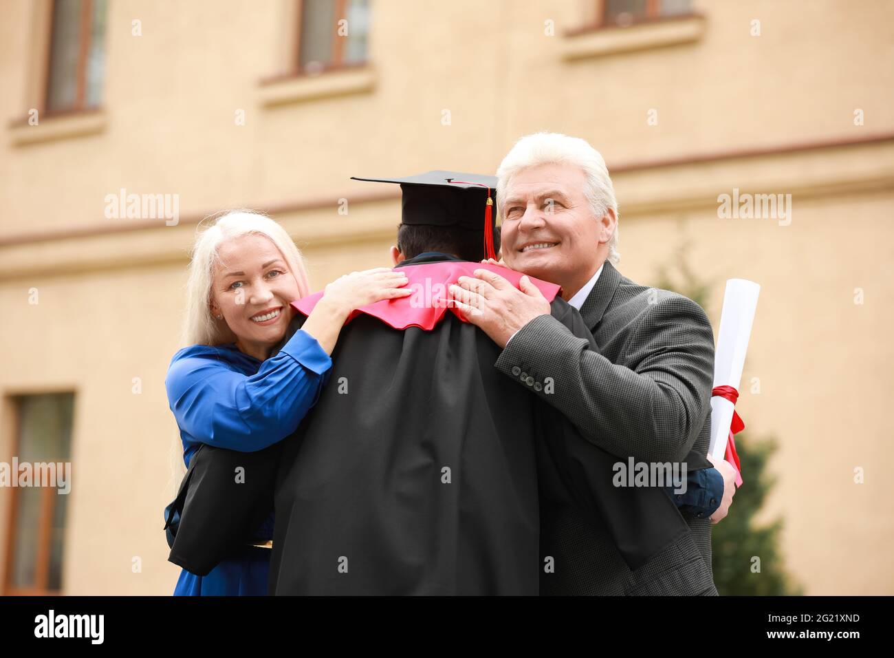 Happy young man with his parents on graduation day Stock Photo - Alamy