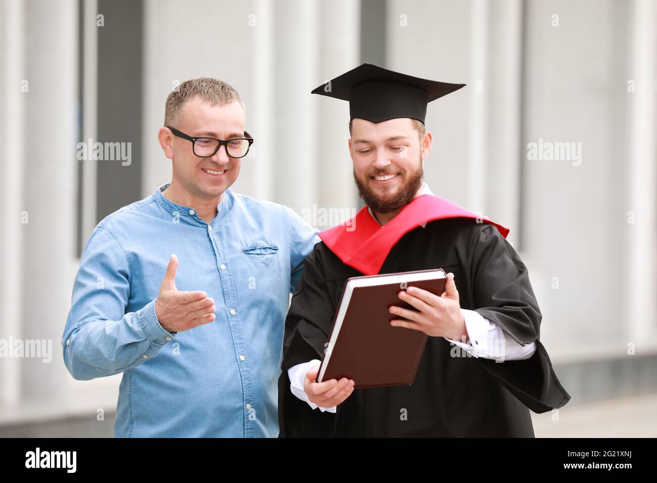 Happy young man with his father on graduation day Stock Photo - Alamy