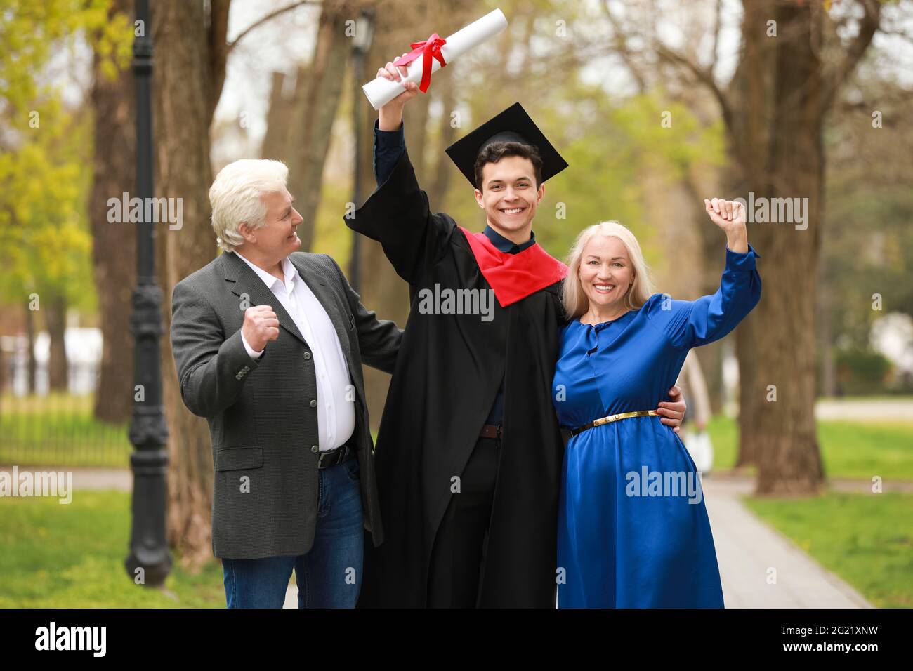 Happy young man with his parents on graduation day Stock Photo - Alamy