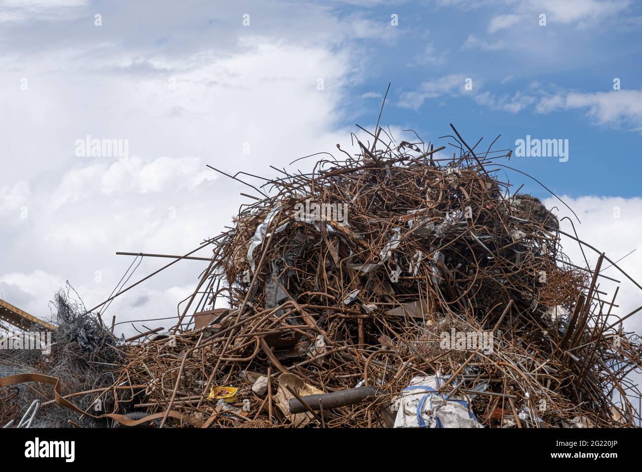 Pile of Metal bars and waste in junk yard for recycling Stock Photo - Alamy