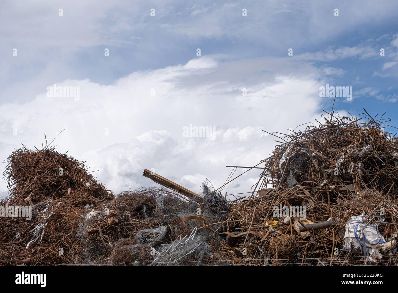 Pile of Metal bars and waste in junk yard for recycling Stock Photo - Alamy