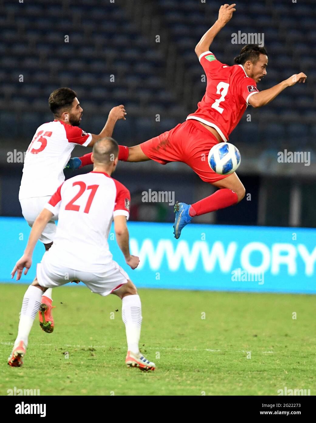 Kuwait City, Kuwait. 7th June, 2021. Ali Iyad Olwan (L) of Jordan vies ...