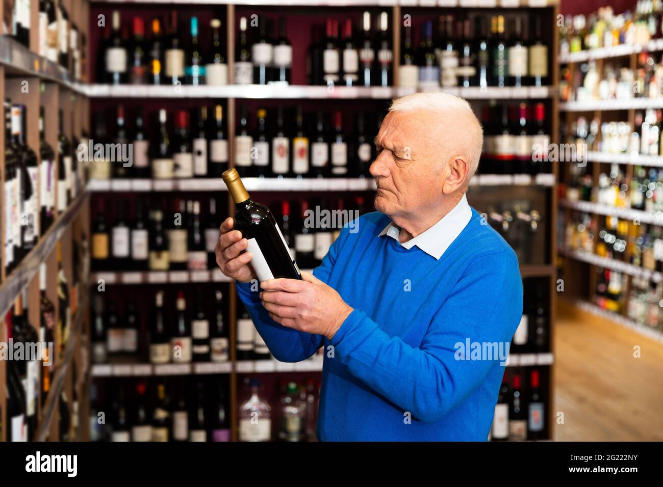 Elderly old man chooses hi-res stock photography and images - Alamy