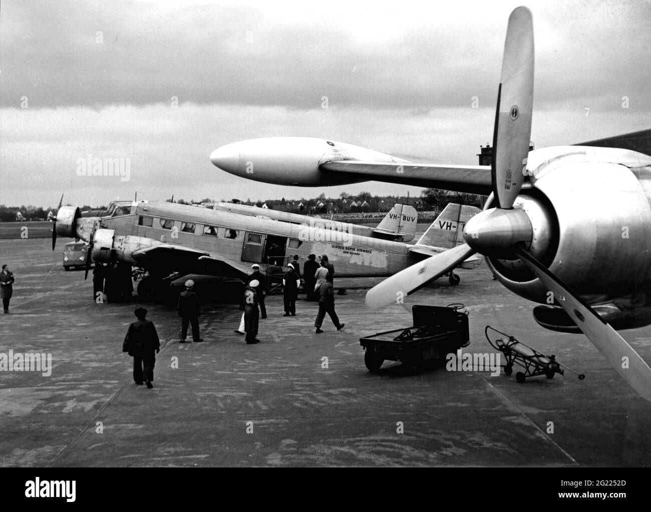 1950s passenger aircraft Black and White Stock Photos & Images - Alamy