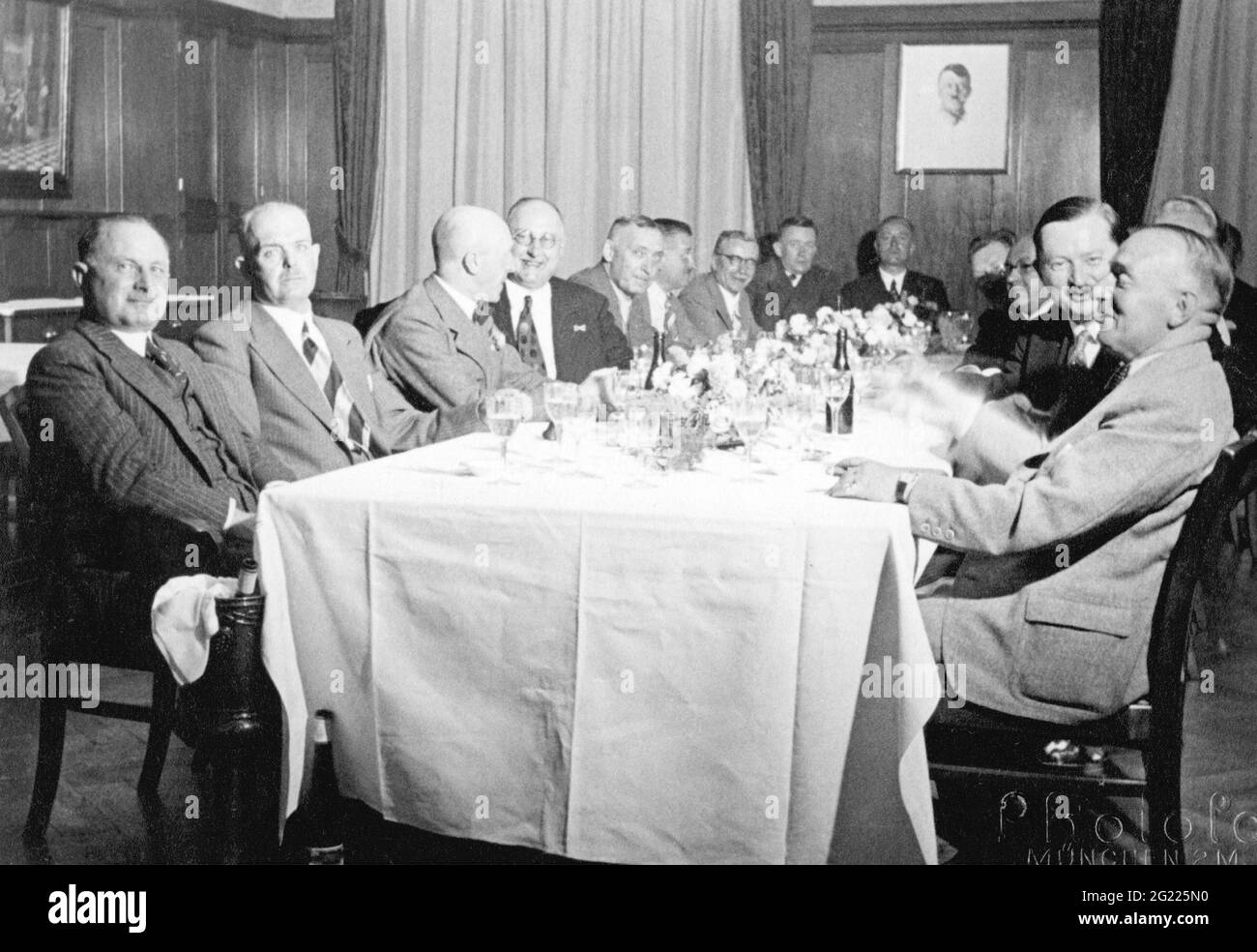 1930s group of men hi-res stock photography and images - Alamy