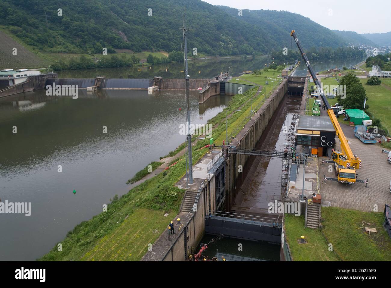 Empty lock chamber hi-res stock photography and images - Alamy