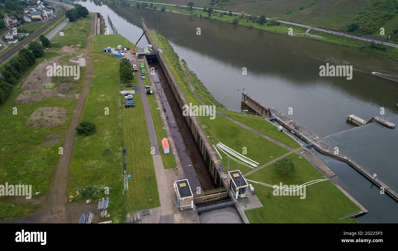 Empty lock chamber hi-res stock photography and images - Alamy