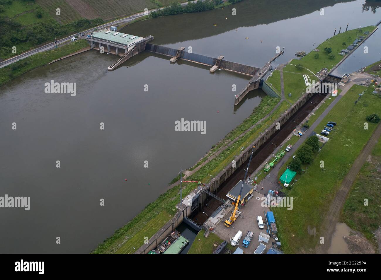 Empty lock chamber hi-res stock photography and images - Alamy