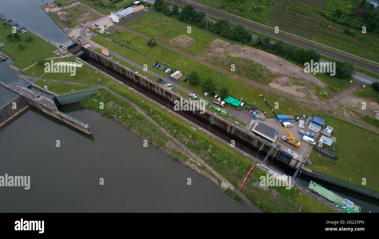 Empty lock chamber hi-res stock photography and images - Alamy