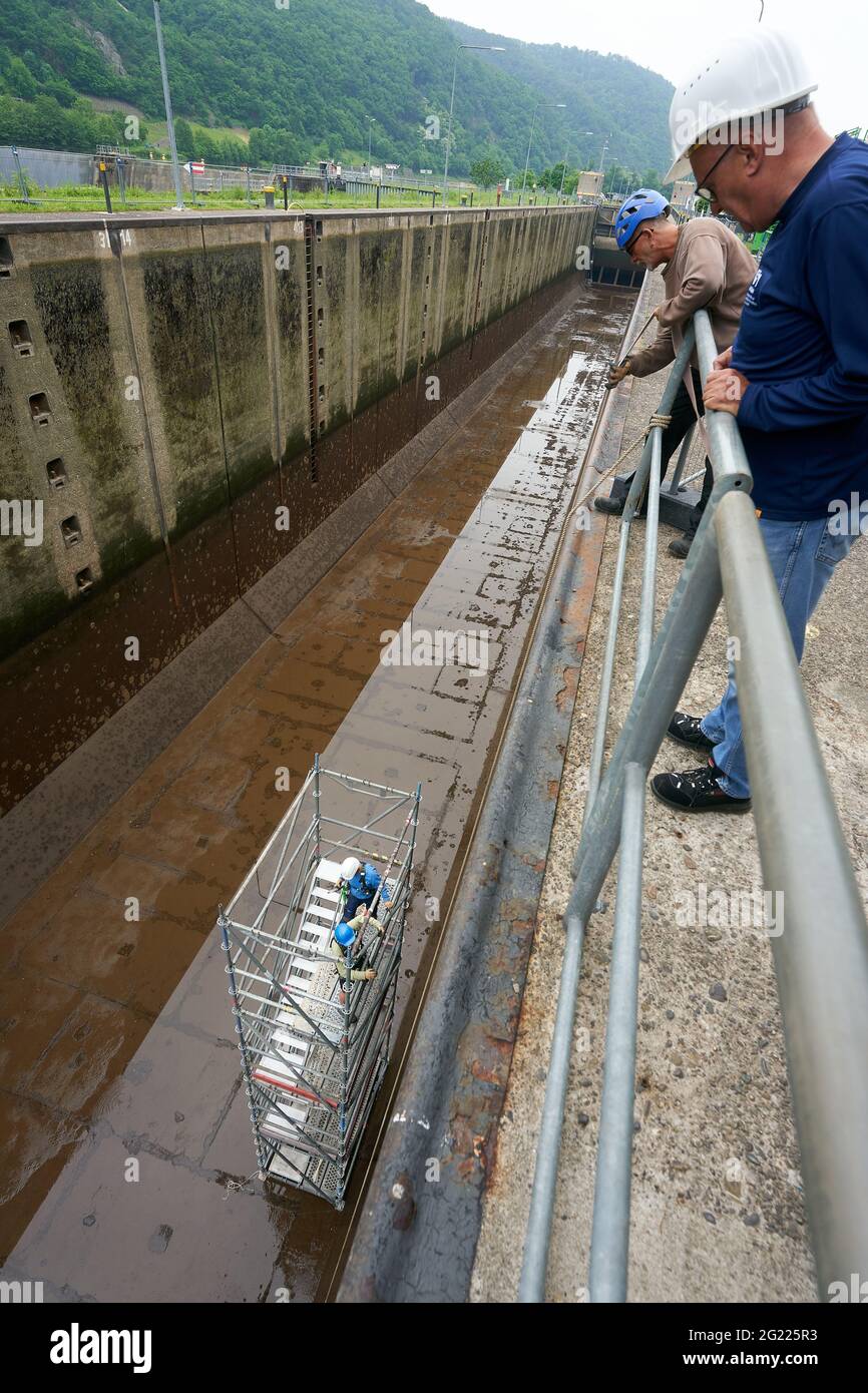 Empty lock chamber hi-res stock photography and images - Alamy