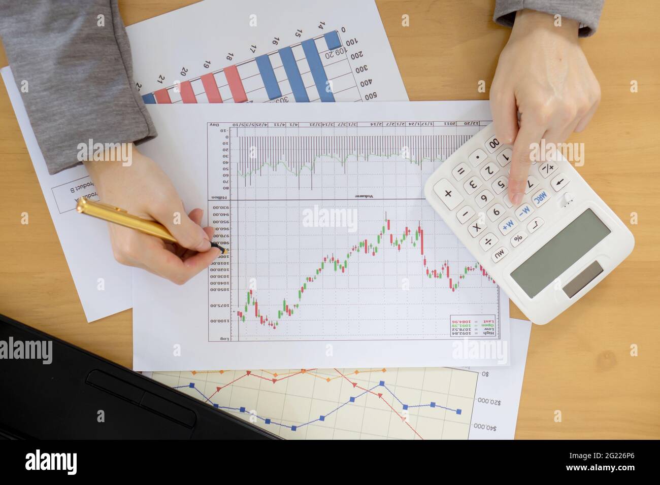 Analyzing graphs hi-res stock photography and images - Alamy