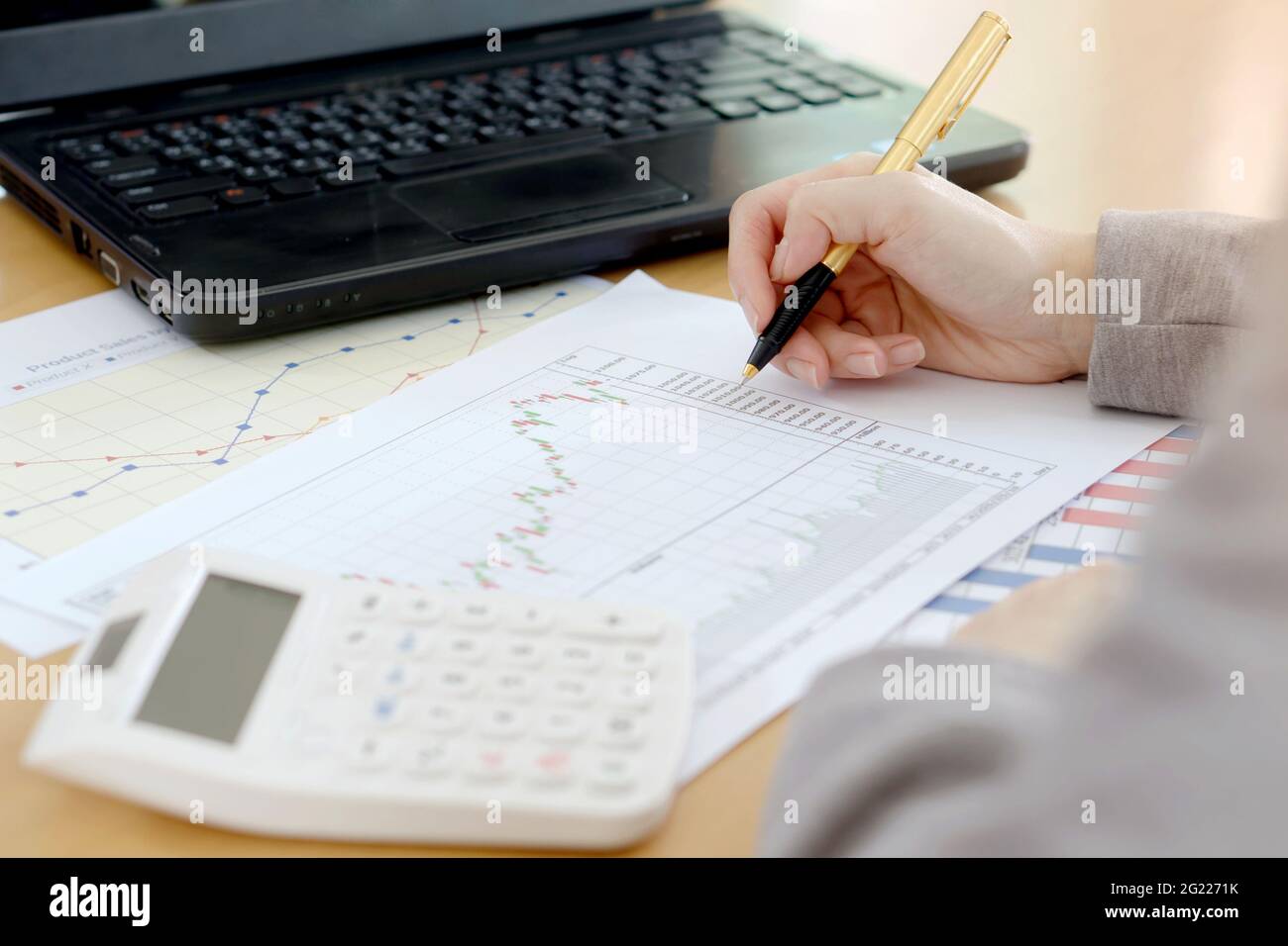 Stock market graphs hi-res stock photography and images - Alamy