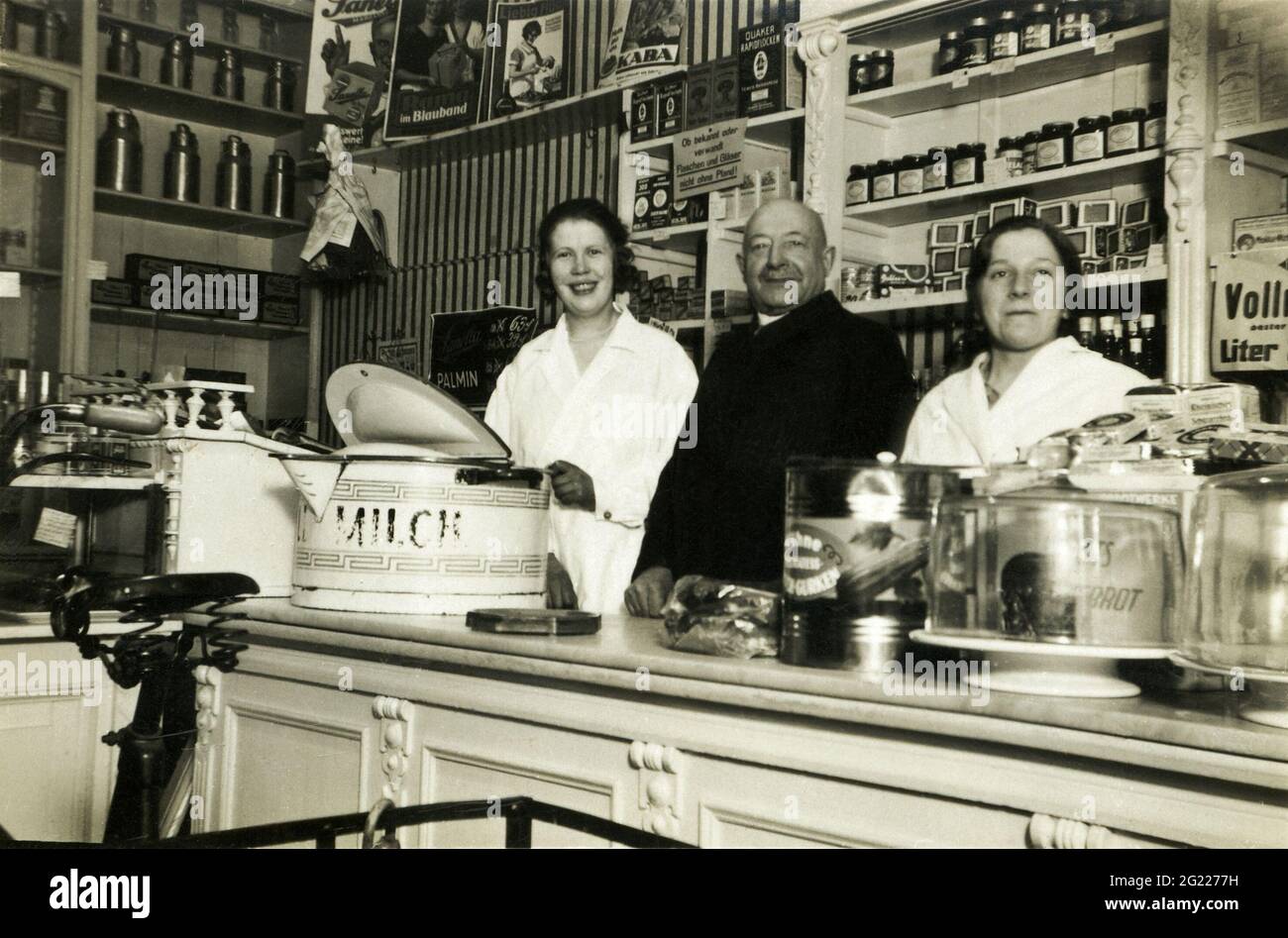 Shop clerks hi-res stock photography and images - Alamy