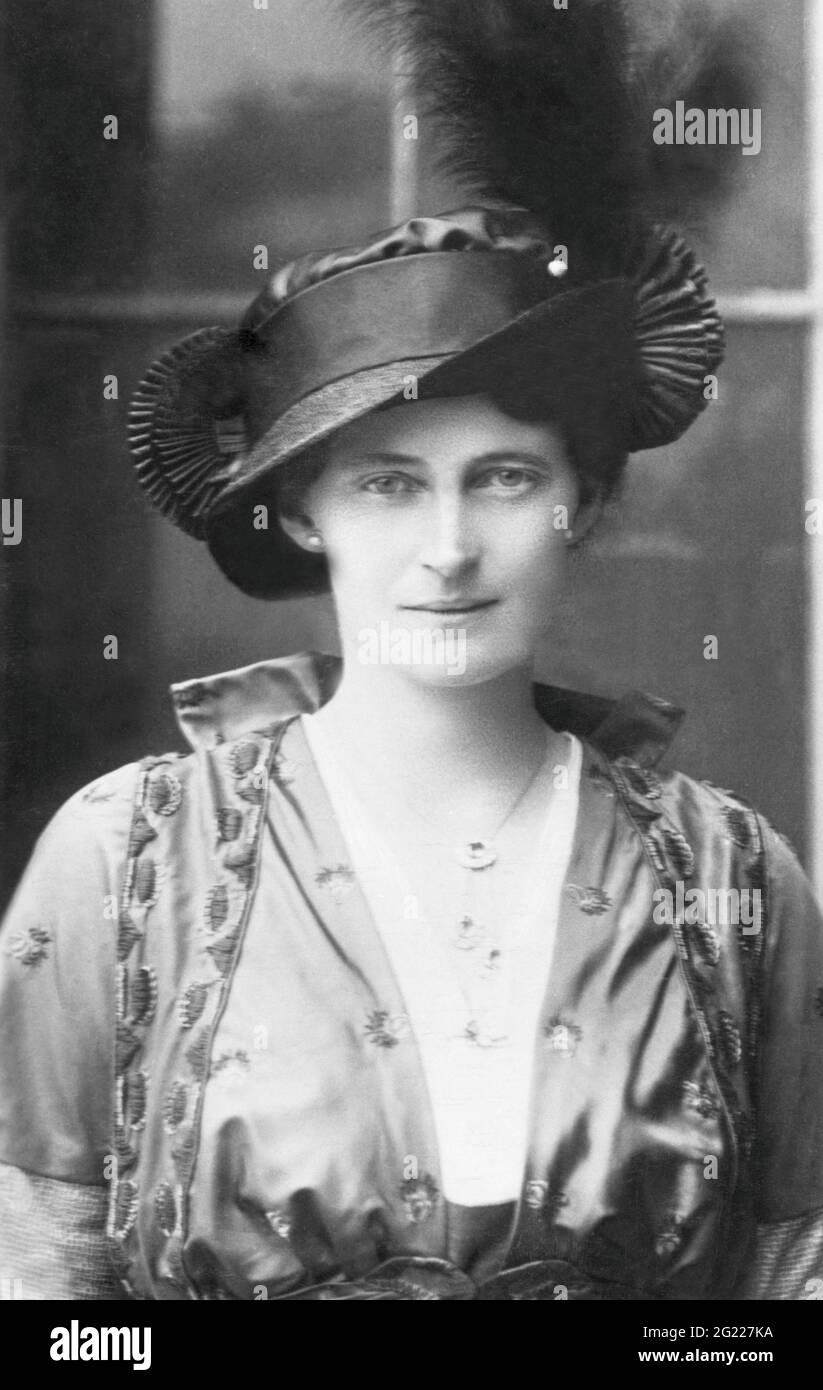 Queen alexandrine hi-res stock photography and images - Alamy