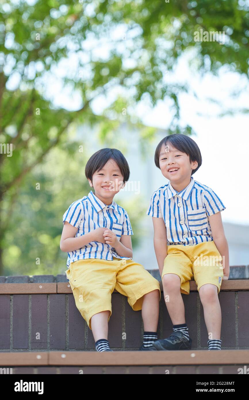 Young Japanese twins Stock Photo - Alamy