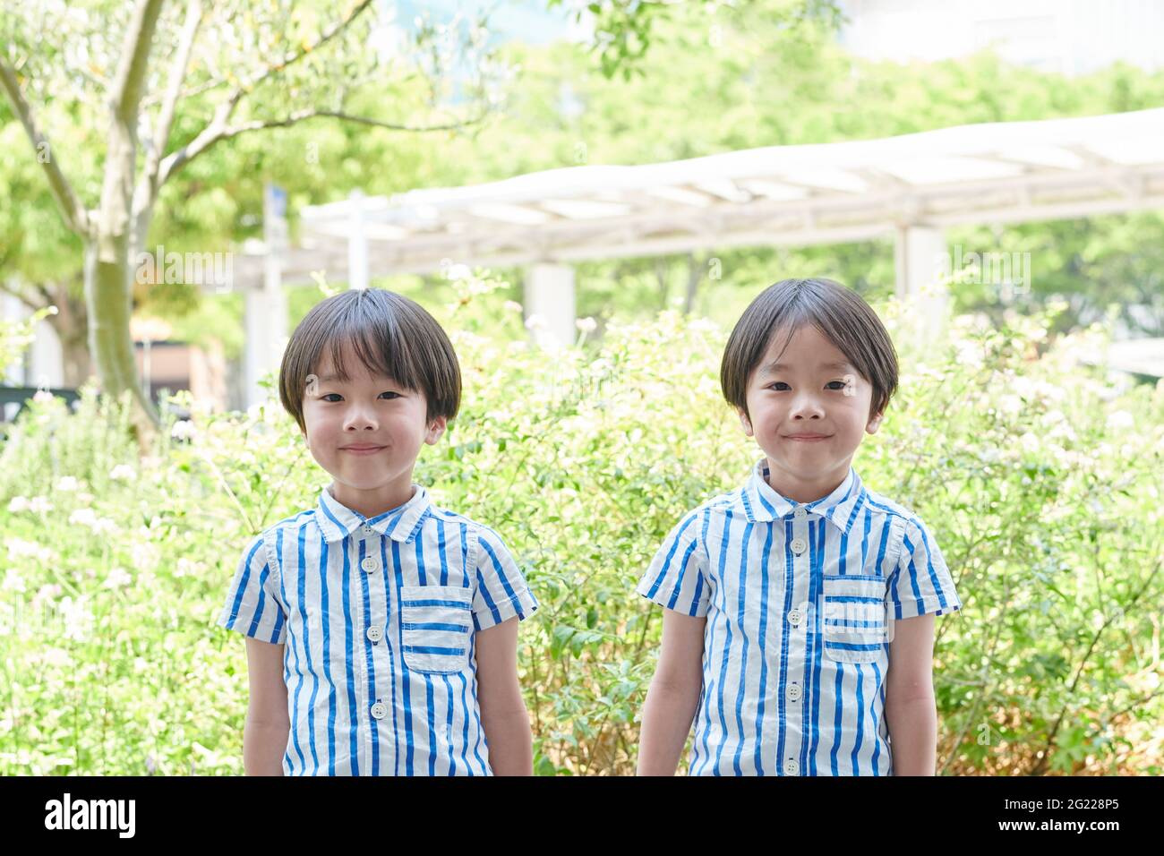 Young Japanese twins Stock Photo - Alamy