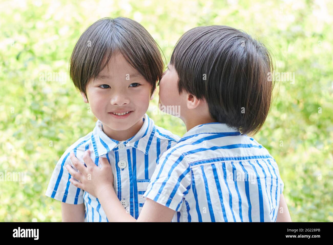 Young Japanese twins Stock Photo - Alamy