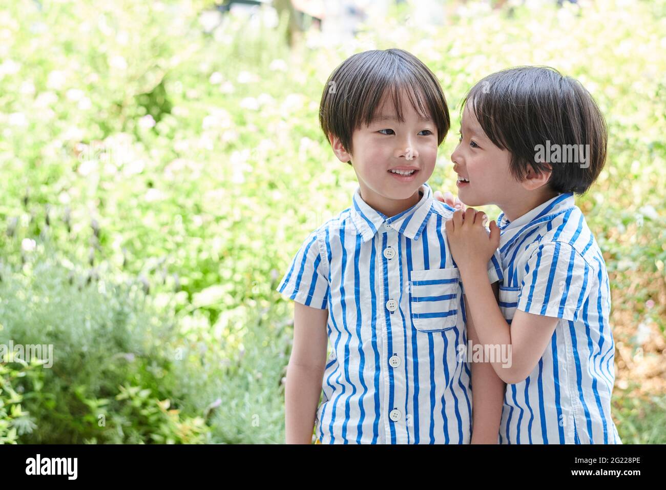 Young Japanese twins Stock Photo - Alamy