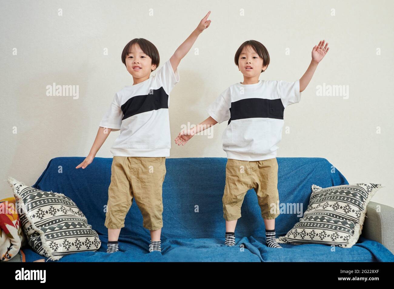 Young Japanese twins Stock Photo - Alamy