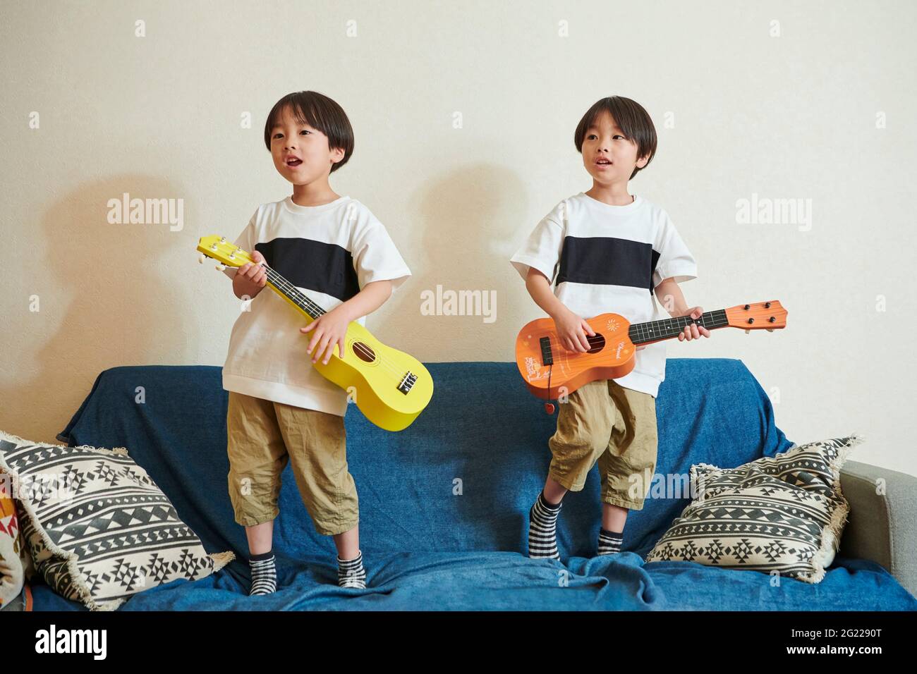 Young Japanese twins Stock Photo - Alamy