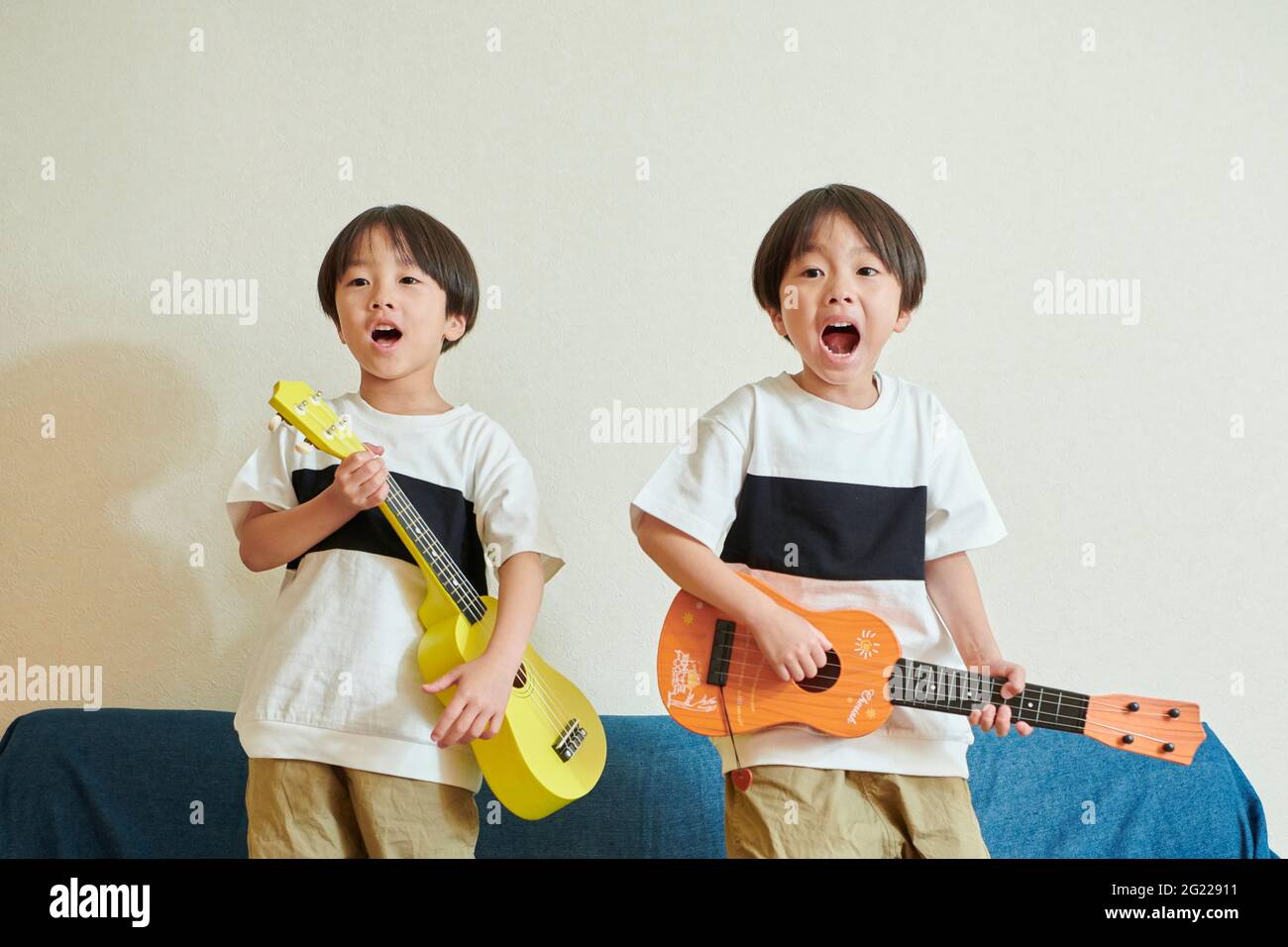 Young Japanese twins Stock Photo - Alamy