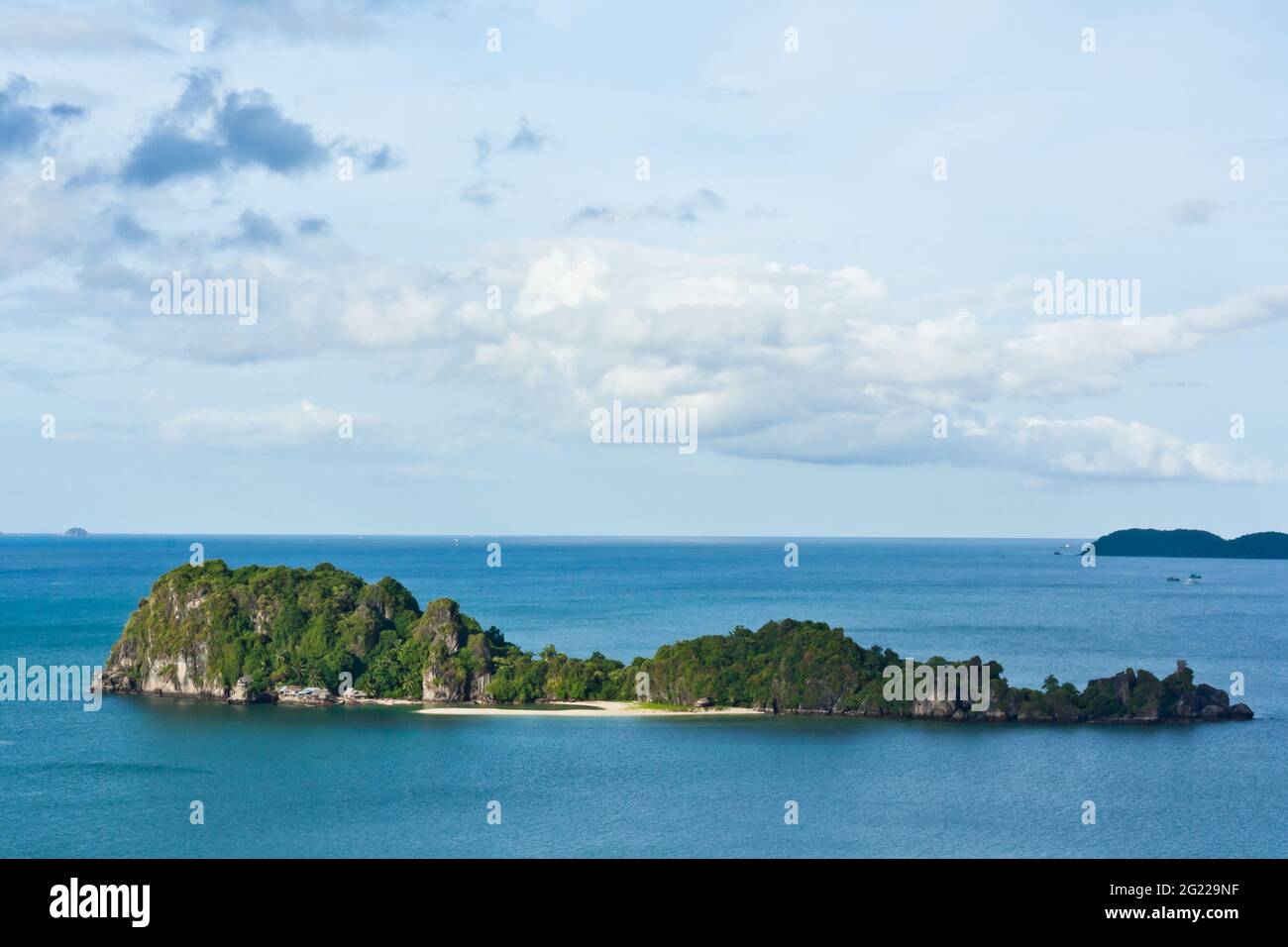 Tropical remote island in the ocean,Thailand Stock Photo - Alamy