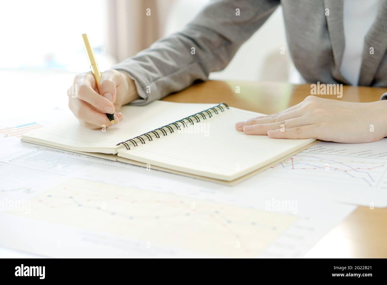 Female hand charts calculator hi-res stock photography and images - Alamy