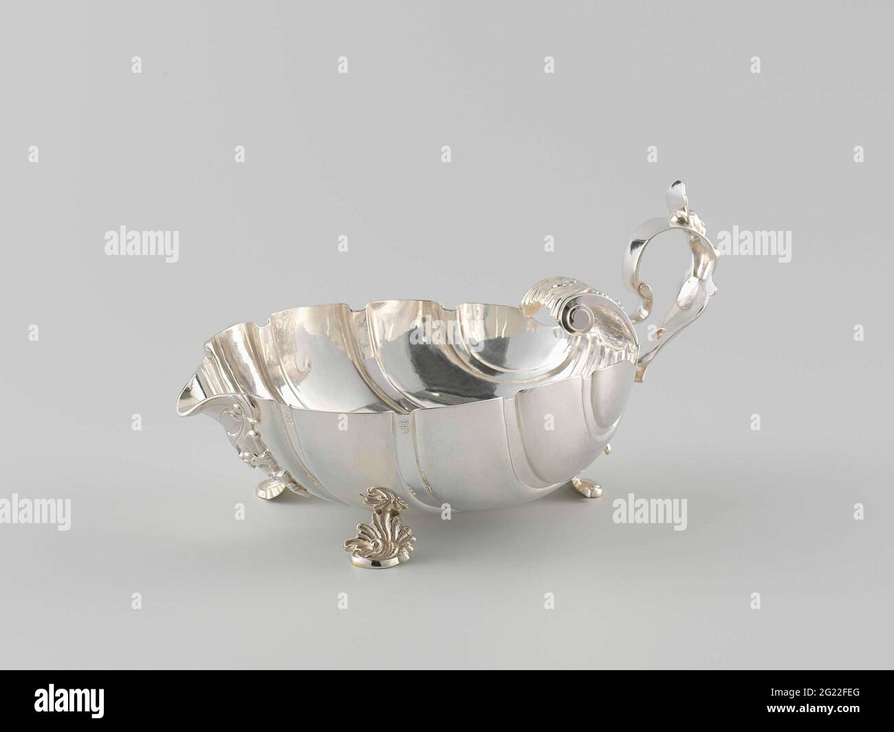Sauce bowl in shell shape with three legs and ear. Sauce bowl of silver ...