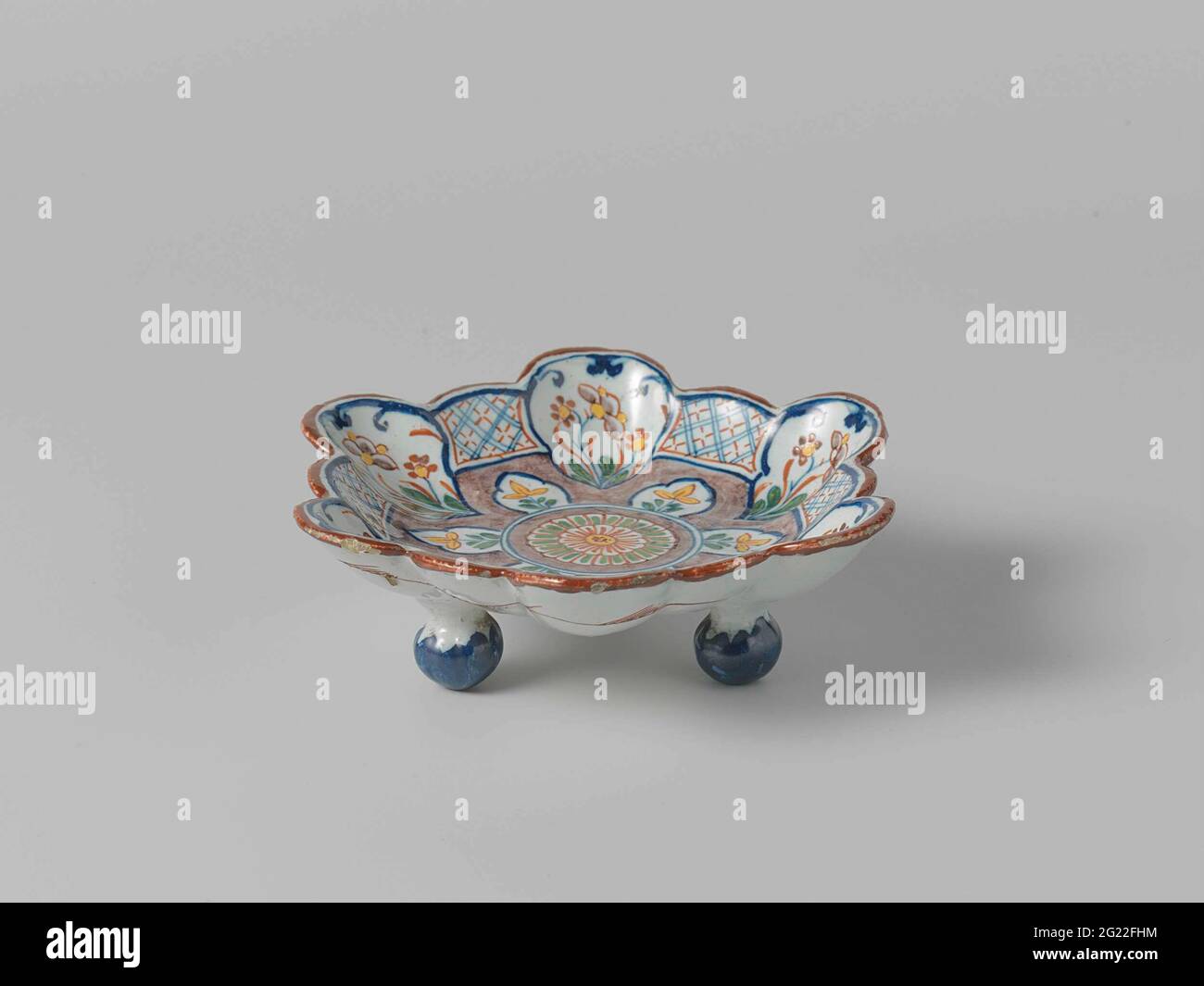 Scale of multi-colored painted faïence. Scale of faïence with lobed ...